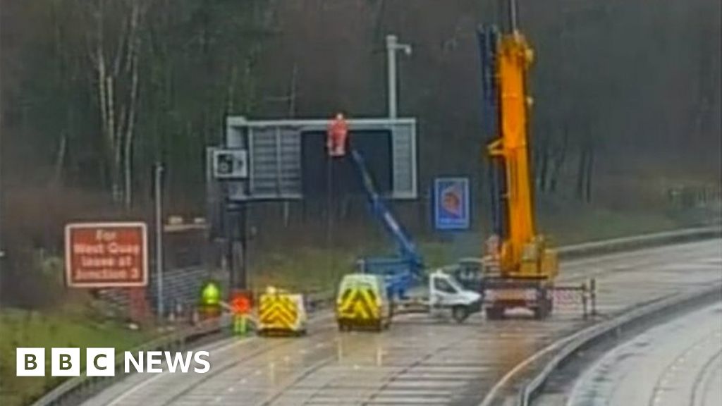 M27 motorway reopens after lorry driver killed in crash - BBC News