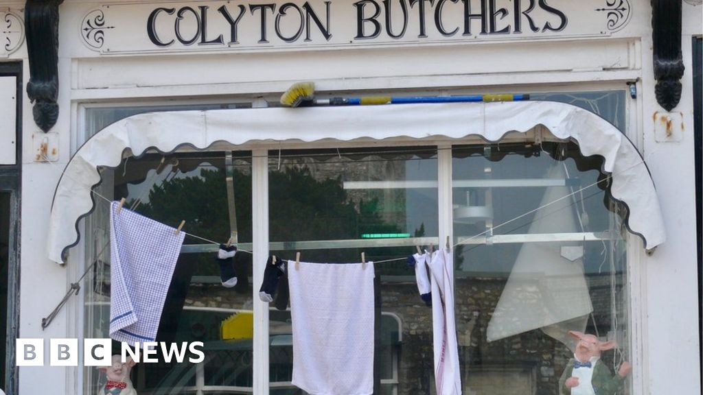 Colyton airs laundry in support of washing line mum - BBC News