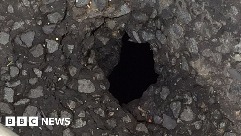 Sink hole appears in Edinburgh city centre road - BBC News