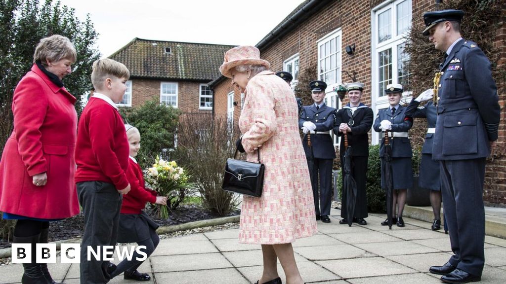 Marham school: 'I asked the Queen if she had a big wardrobe' - BBC News