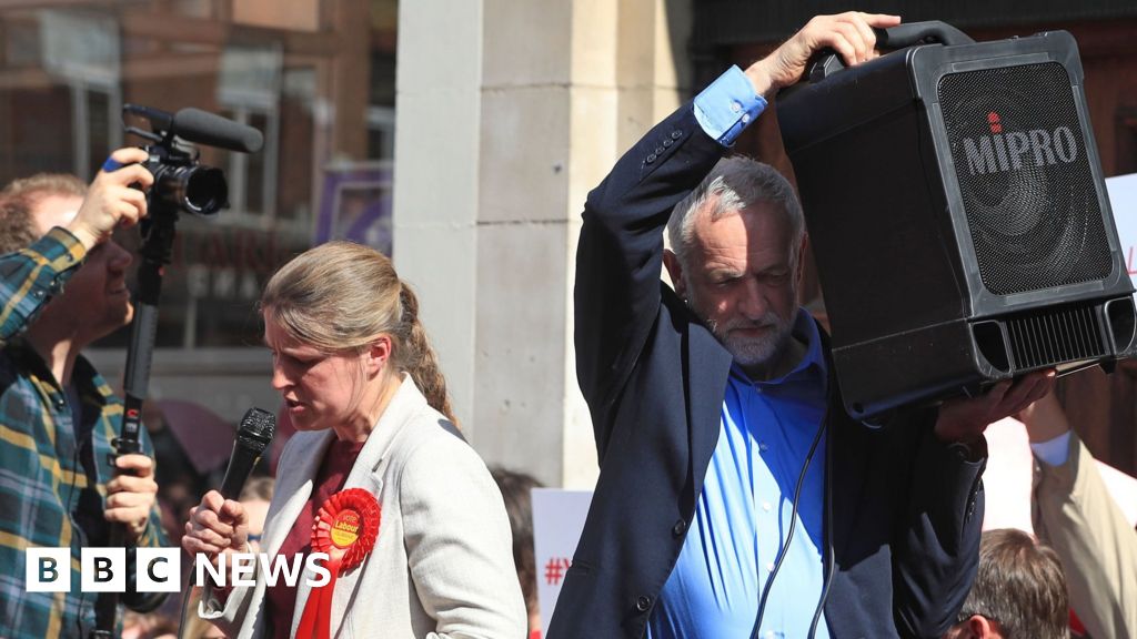 Offbeat moments on the campaign trail - BBC News