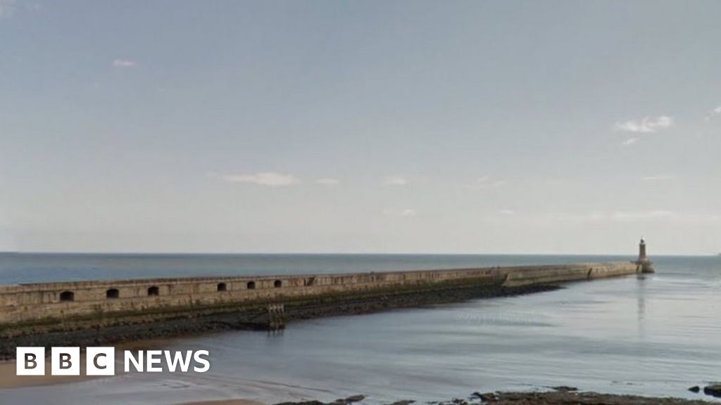 Vandals damage Tynemouth Pier rescue gear - BBC News