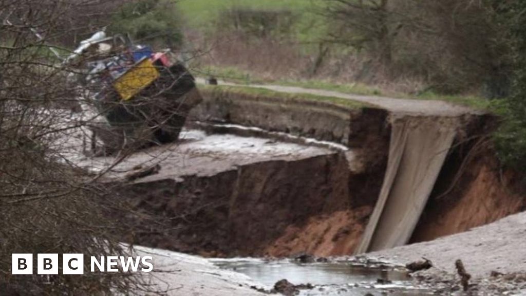Middlewich canal collapse leaves up to 20 boats stranded - BBC News