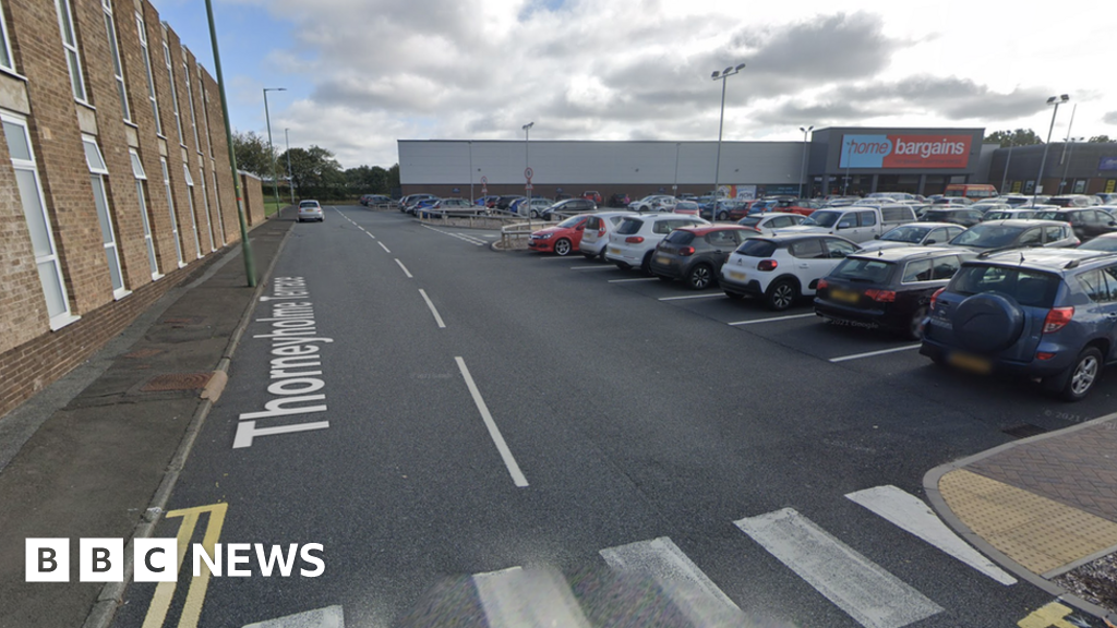 Home Bargains sorry for drivers charged £100 on unmarked road - BBC News