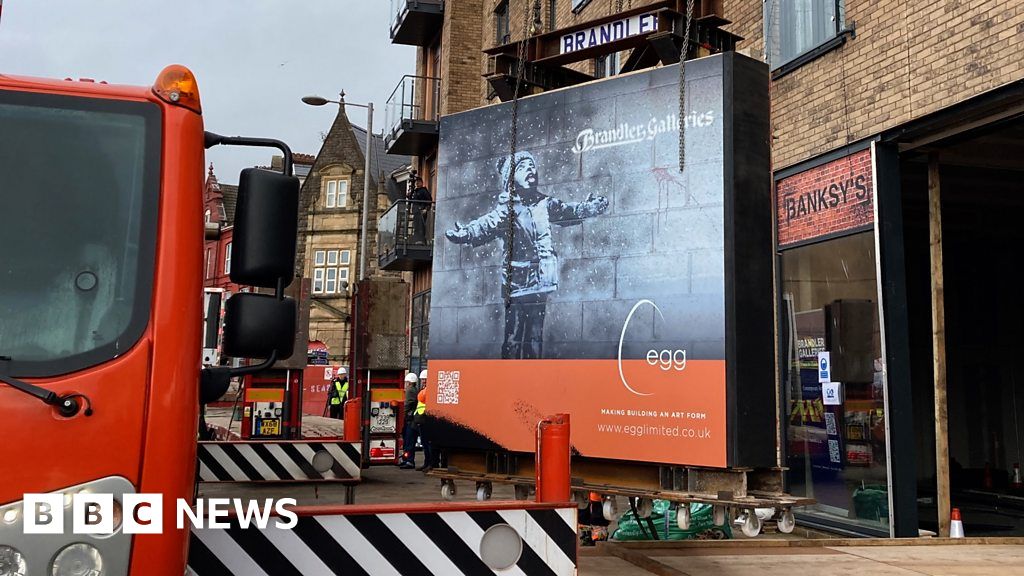 Season's Greetings: Team take away Port Talbot's Banksy - BBC News