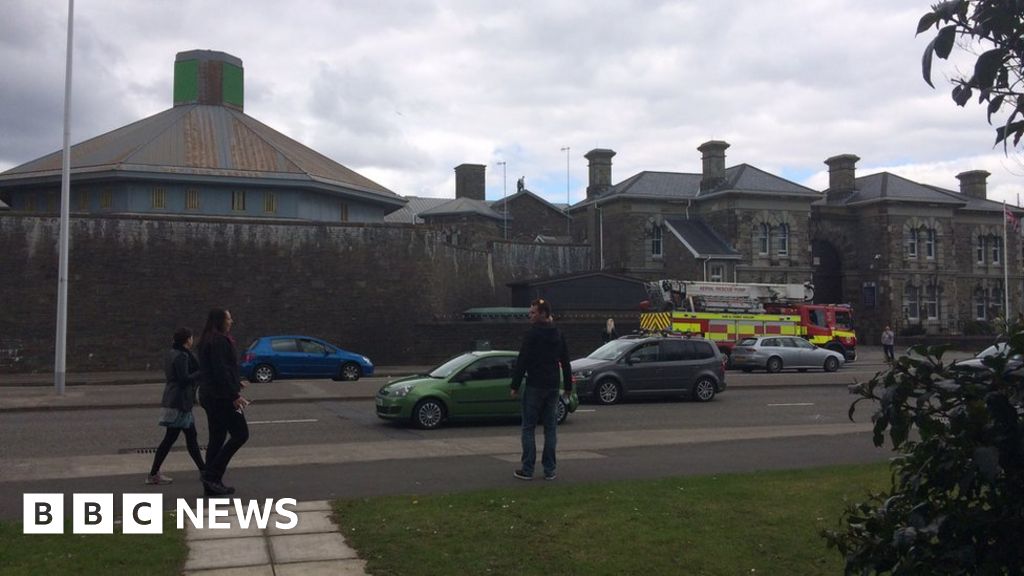 Investigation after offenders get on Swansea Prison roof - BBC News