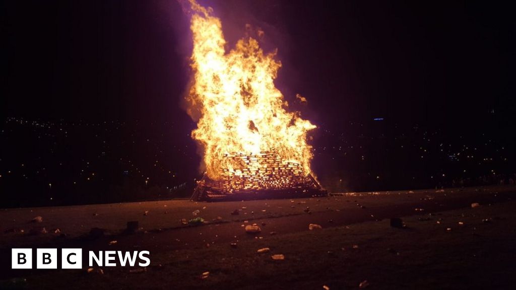 DUP quits council bonfire group over community concerns - BBC News
