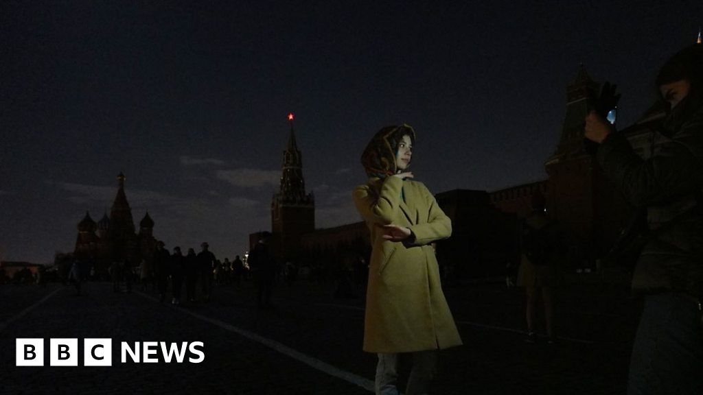 Earth Hour: Cities around the world turn lights off - BBC News