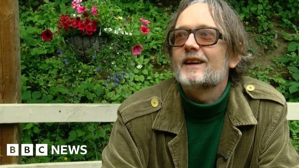 Jarvis Cocker art trail marks Kinder Scout mass trespass - BBC News