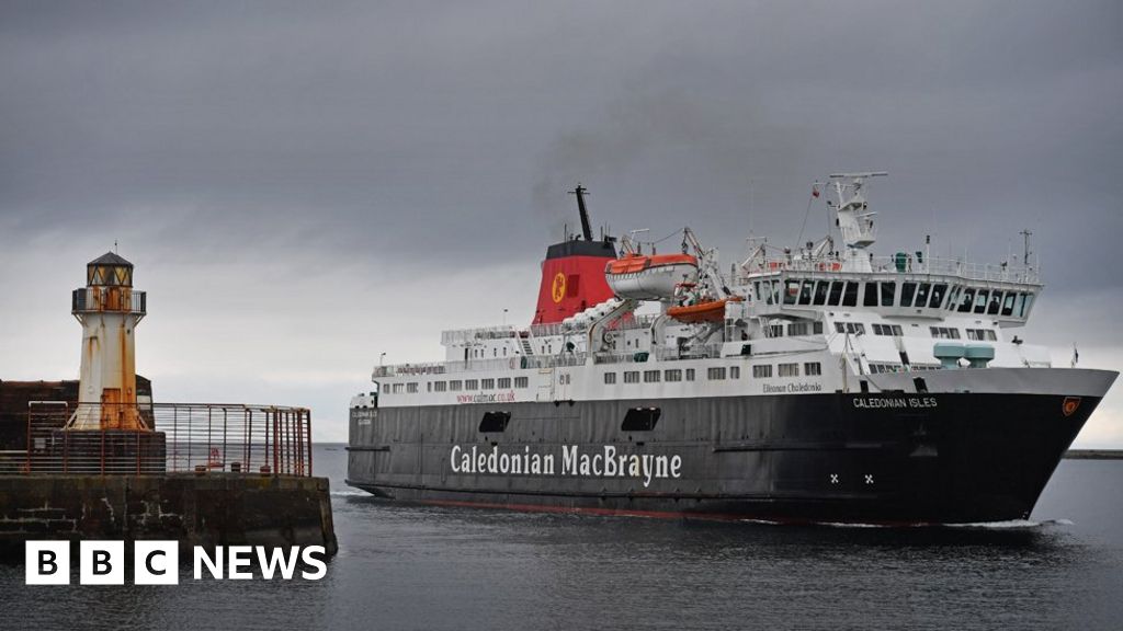Ardrossan-Arran ferry route 'to be restored within 24 hours' - BBC News