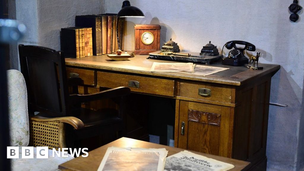 In pictures: Adolf Hitler's bunker recreated in Berlin - BBC News