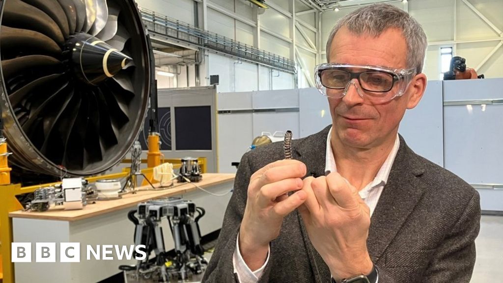 Robot snake could be used in cancer surgery in 10 years - BBC News