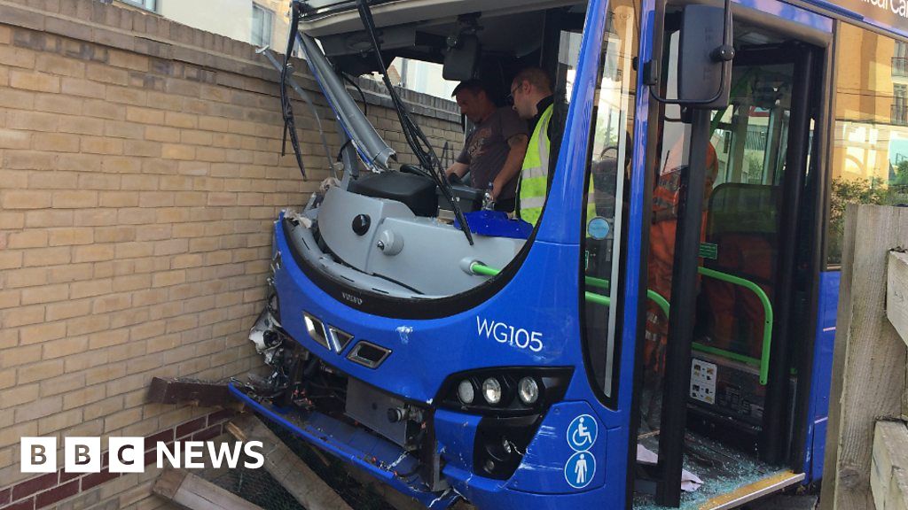 Cambridge guided bus crashes into wall - BBC News