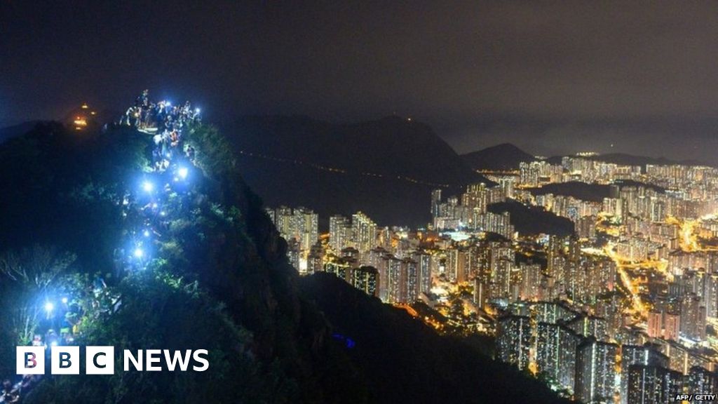 Hong Kong's human chain protest against extradition bill - BBC News
