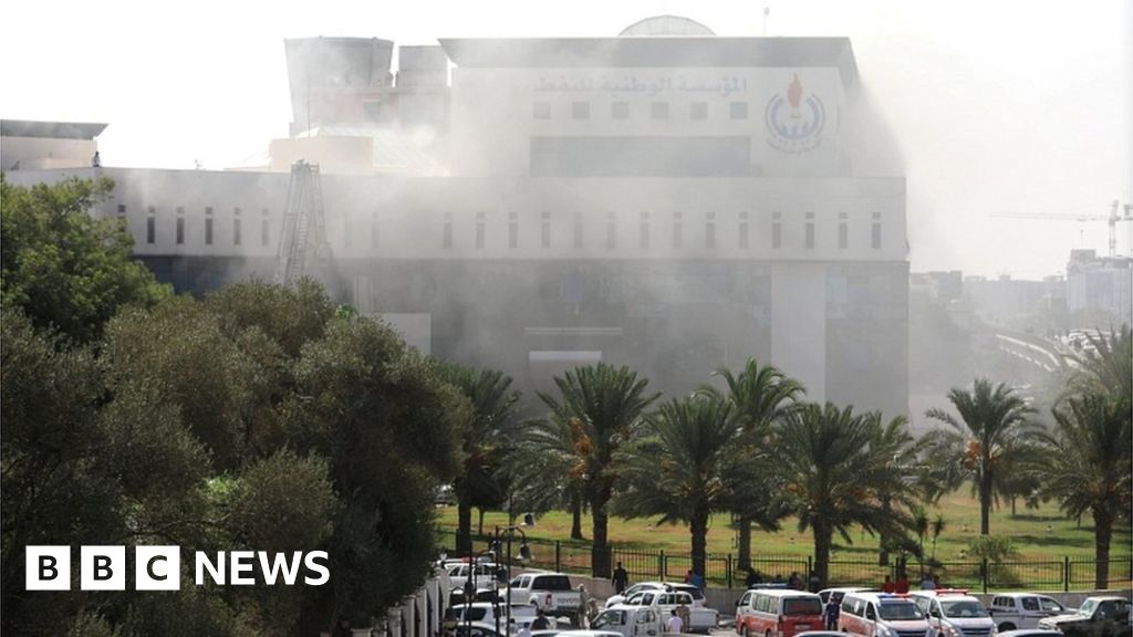 Libya violence: Gunmen storm oil corporation building