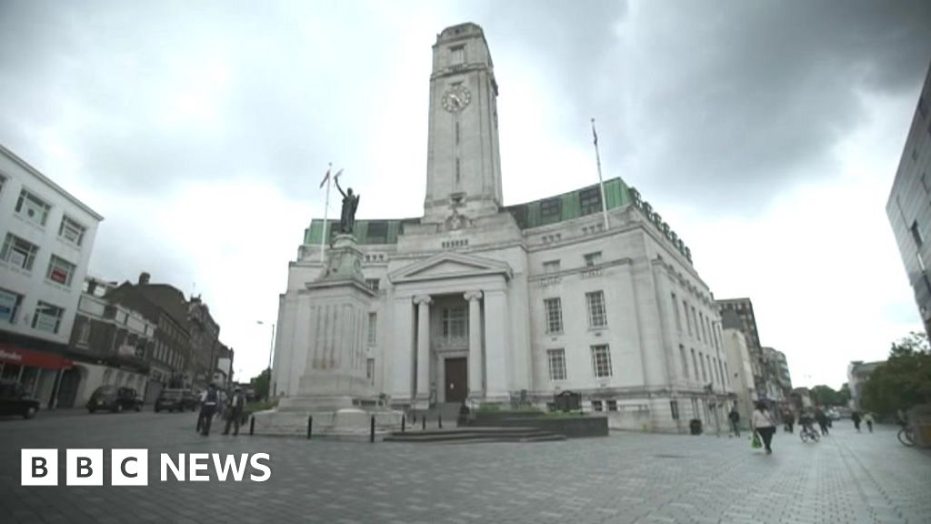 Luton town centre: 'Slum housing' affecting planned revamp - BBC News