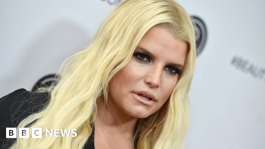 Jessica Simpson reveals childhood sexual abuse - BBC News