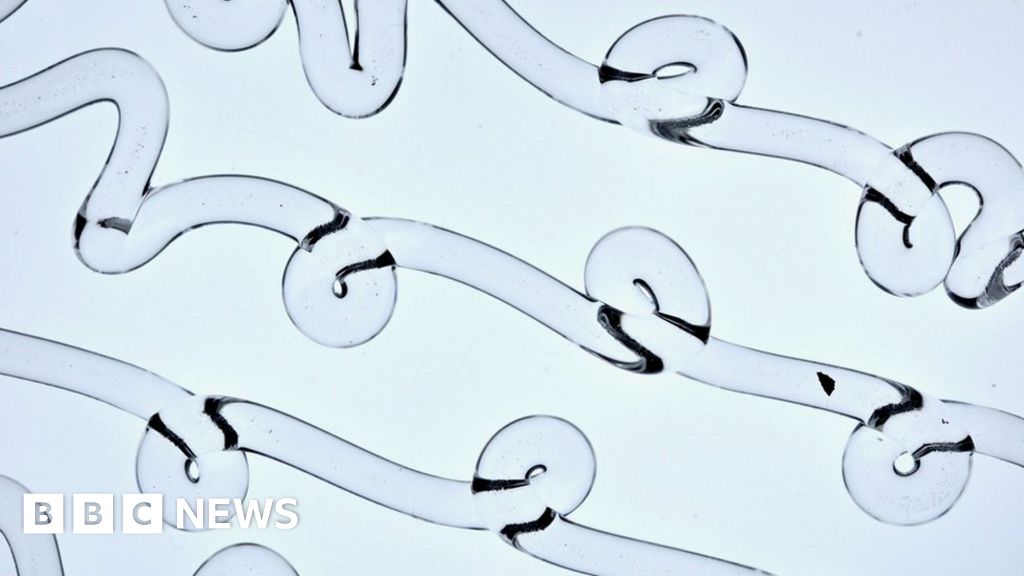 How dribbling glass gets 'stitched' into shape - BBC News