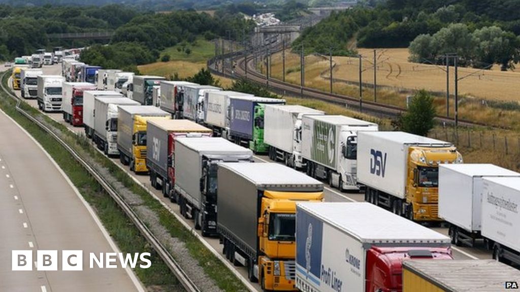 M20: Operation Brock barriers to be reinstalled in Kent - BBC News