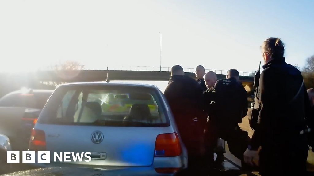 Police dashcam shows high-speed chase through Nottingham - BBC News