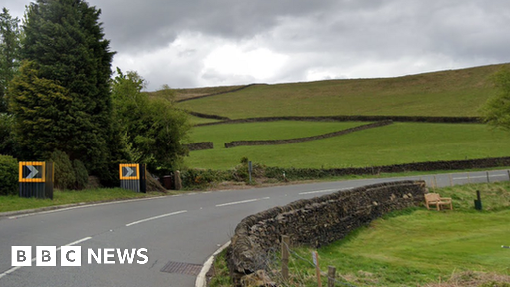 A57 Snake Pass: Motorcyclist dies in A-road crash with car - BBC News