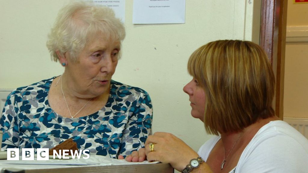 Thousands miss out on dementia support scheme - BBC News