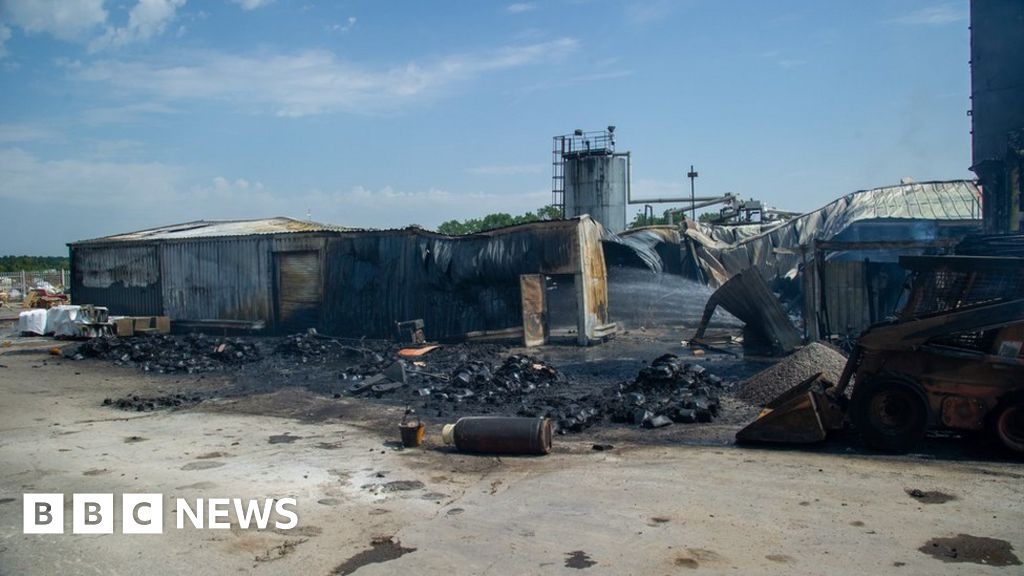 Corby fire: Industrial estate blaze partially destroys factory - BBC News