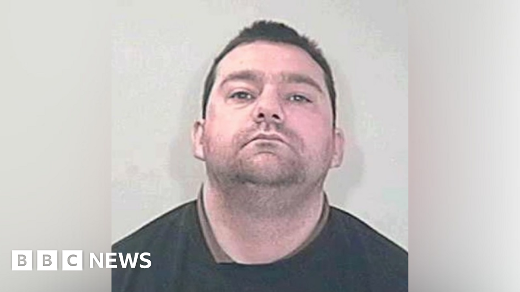 Wakefield prison warden rapist has parole bid rejected - BBC News