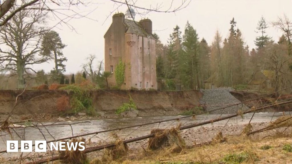 Work to stop Abergeldie Castle falling into the River Dee - BBC News