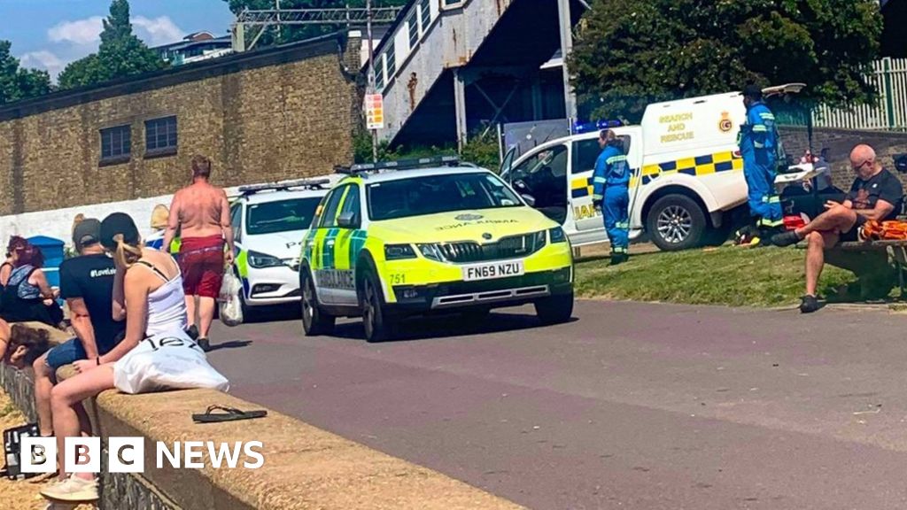 Southend: Woman found dead by police called to beach - BBC News