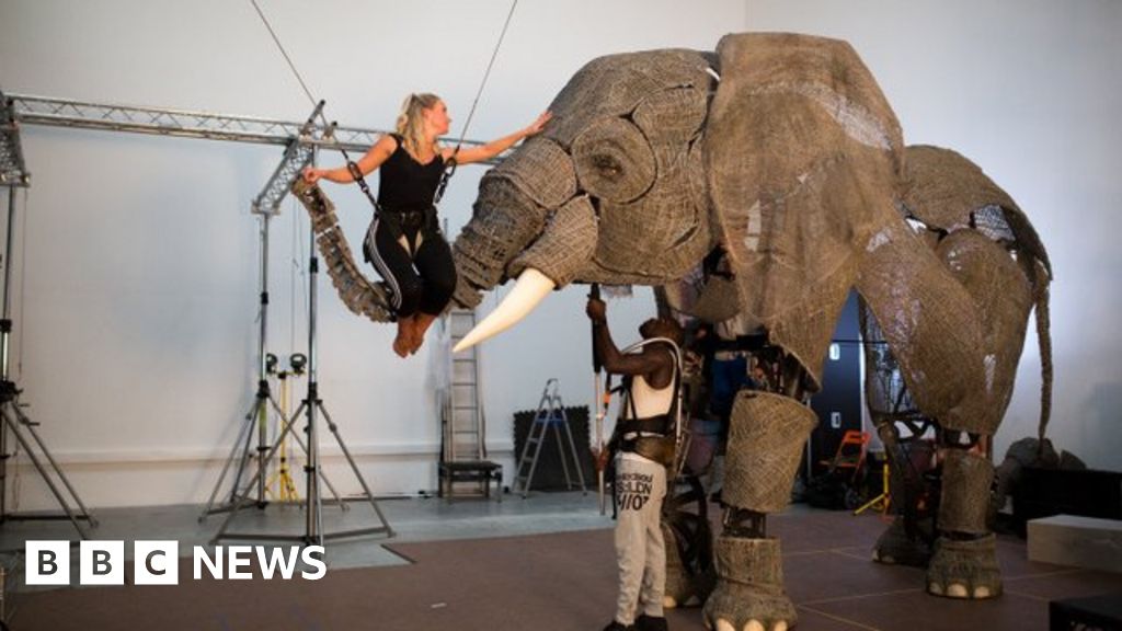 Circus 1903: The circus with elephants, but no animals - BBC News