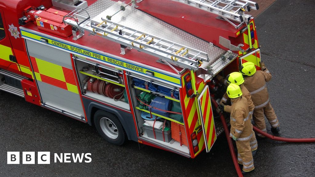 Huge fire damages Braeview Academy in Dundee - BBC News