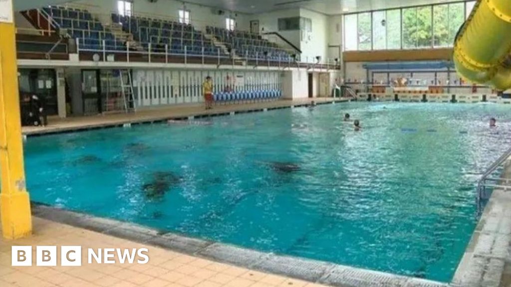 Shrewsbury town council backs calls to keep Quarry pool - BBC News