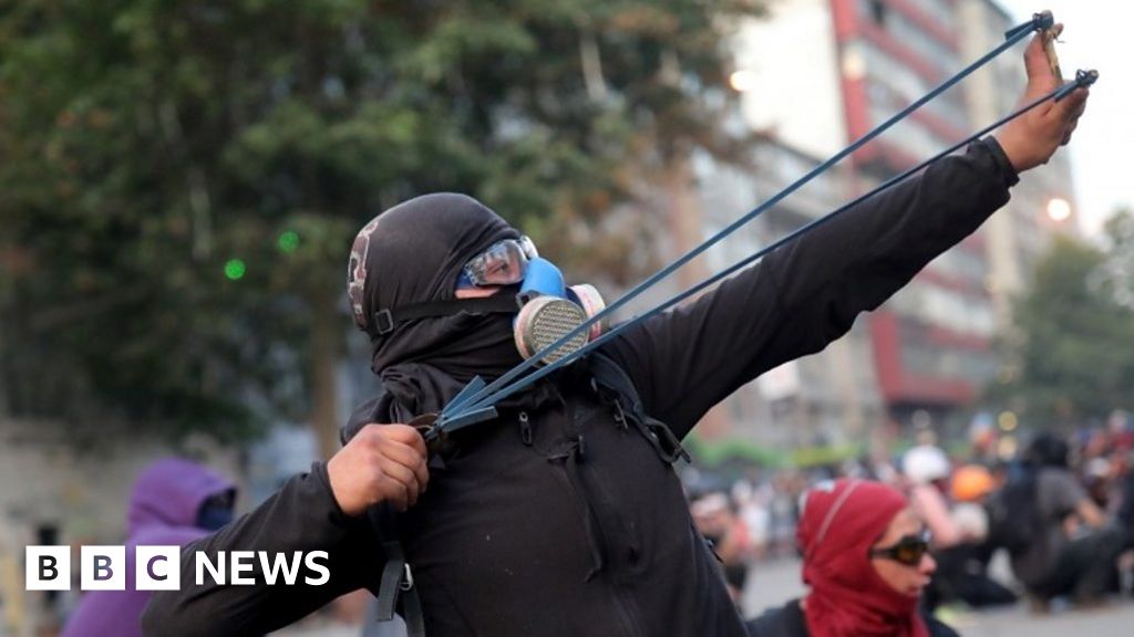 Chile protests: Thousands clash with police