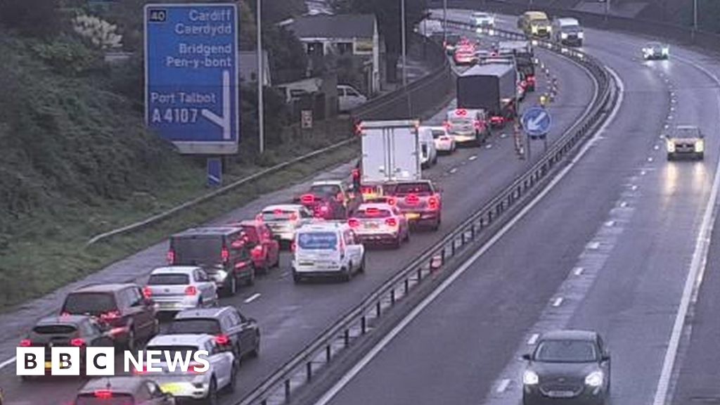 M4: Pedestrian taken to hospital after crash - BBC News