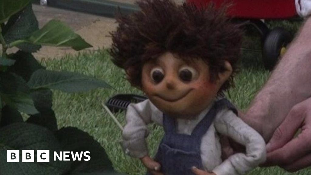 A play starring a two-foot gardening puppet is touring the country this ...