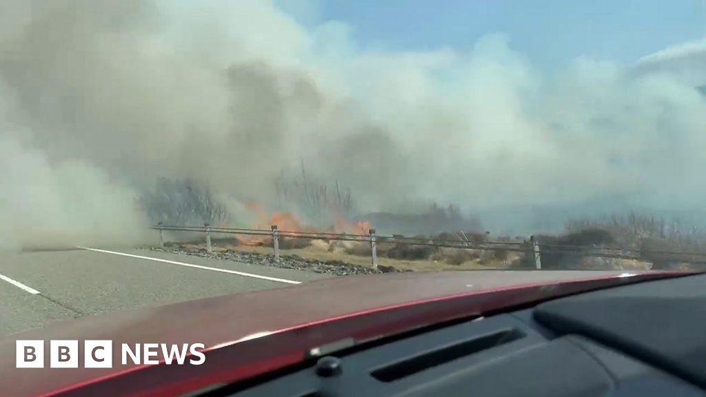 Wildfire burns near passing motorists in the Highlands - BBC News