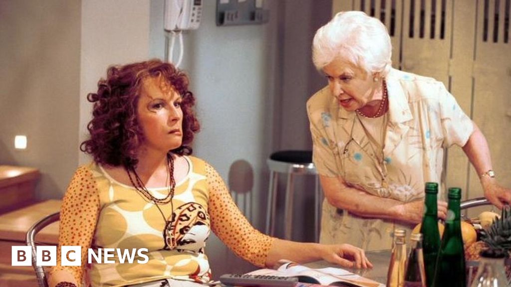Obituary: June Whitfield - BBC News