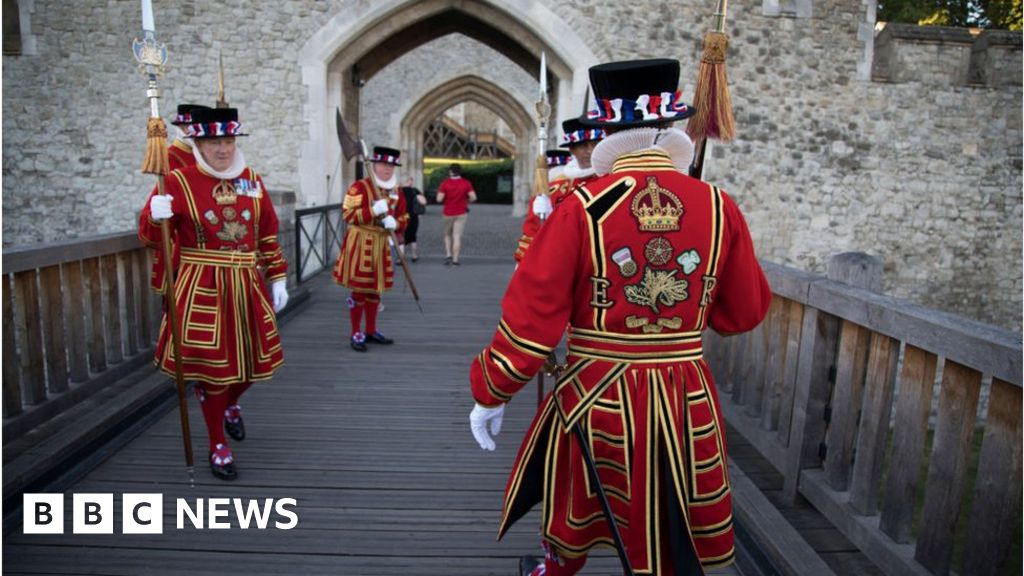 Beefeaters strike at Tower of London over pensions change - BBC News