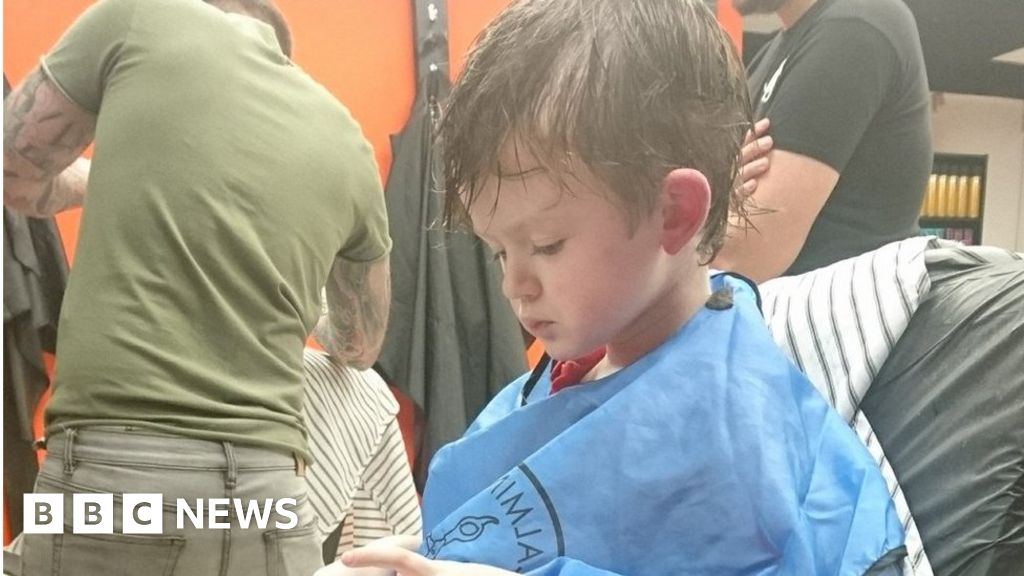 Autism: The barber who cuts hair on the floor and in cars - BBC News