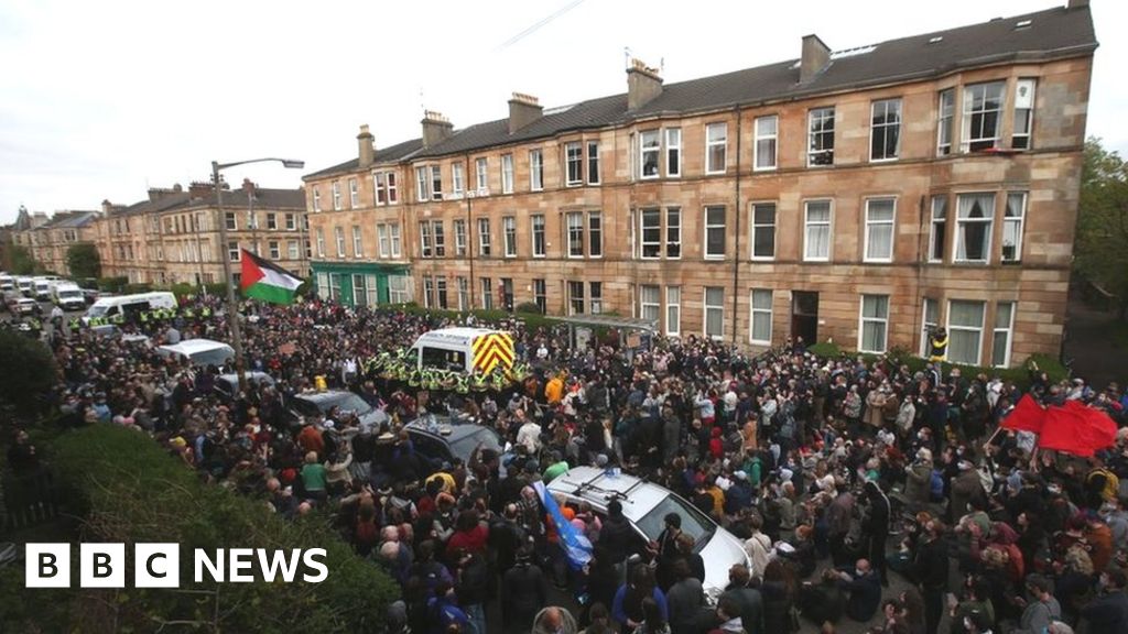 Man cleared of immigration raid protest charges - BBC News