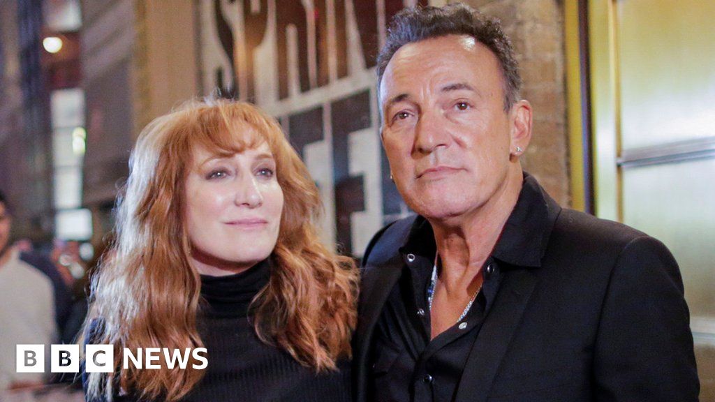 Review: Bruce Springsteen's 'intimate and personal' Broadway debut ...