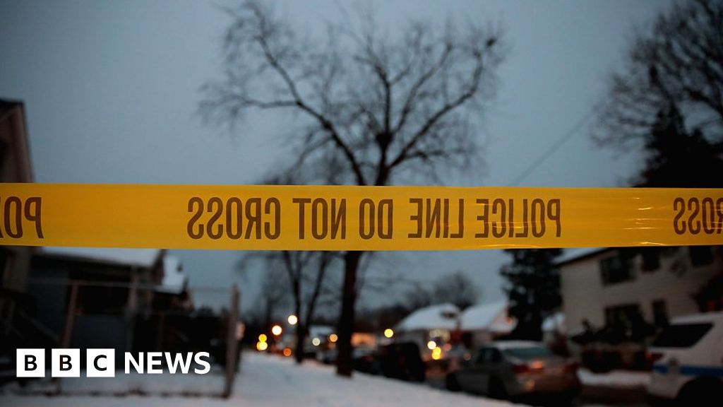 Girl among six shot at Chicago gun death memorial - BBC News