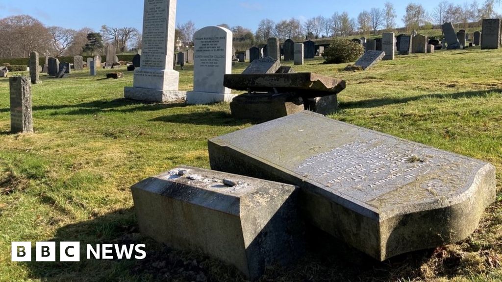 Five-year estimate to reinstate toppled Borders headstones - BBC News