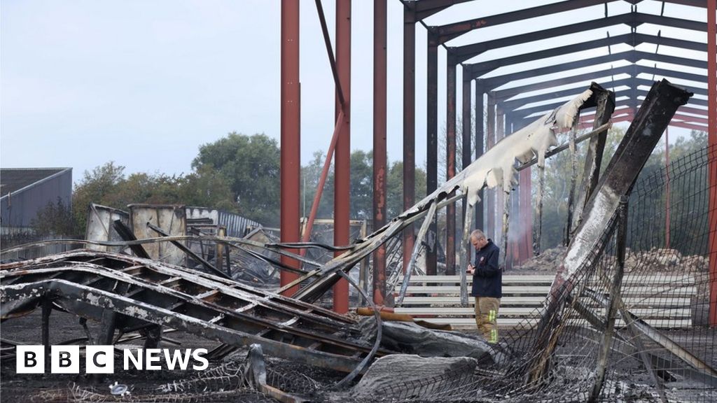 Antrim: Rathenraw industrial estate fire 'deliberate' - BBC News