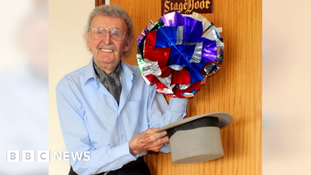 D-Day magician Mark Raffles retires at 97 - BBC News