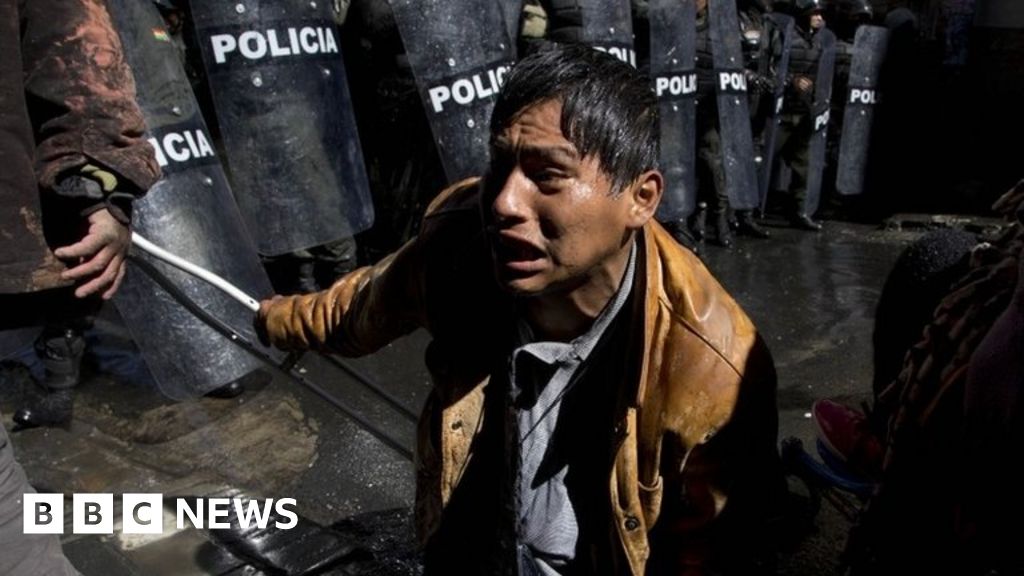Bolivia police clash with disabled protesters in La Paz - BBC News