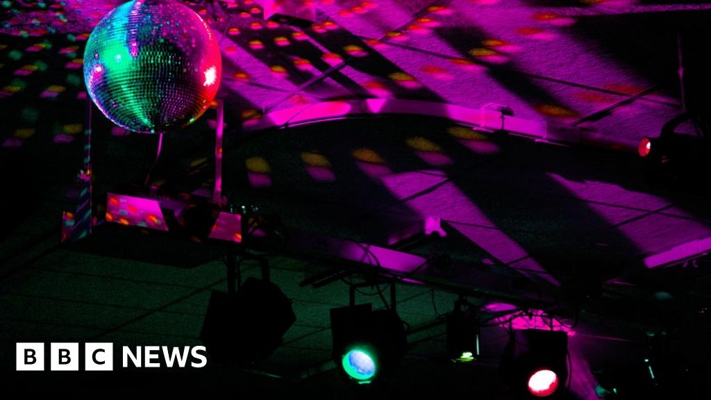 Carl Reilly has bail term varied to attend 80s disco - BBC News