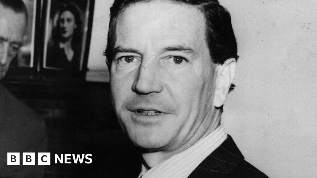 Double agent Kim Philby honoured with Moscow exhibition - BBC News