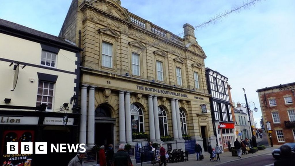 Coronavirus: Wrexham Wetherspoon given improvement notice - BBC News